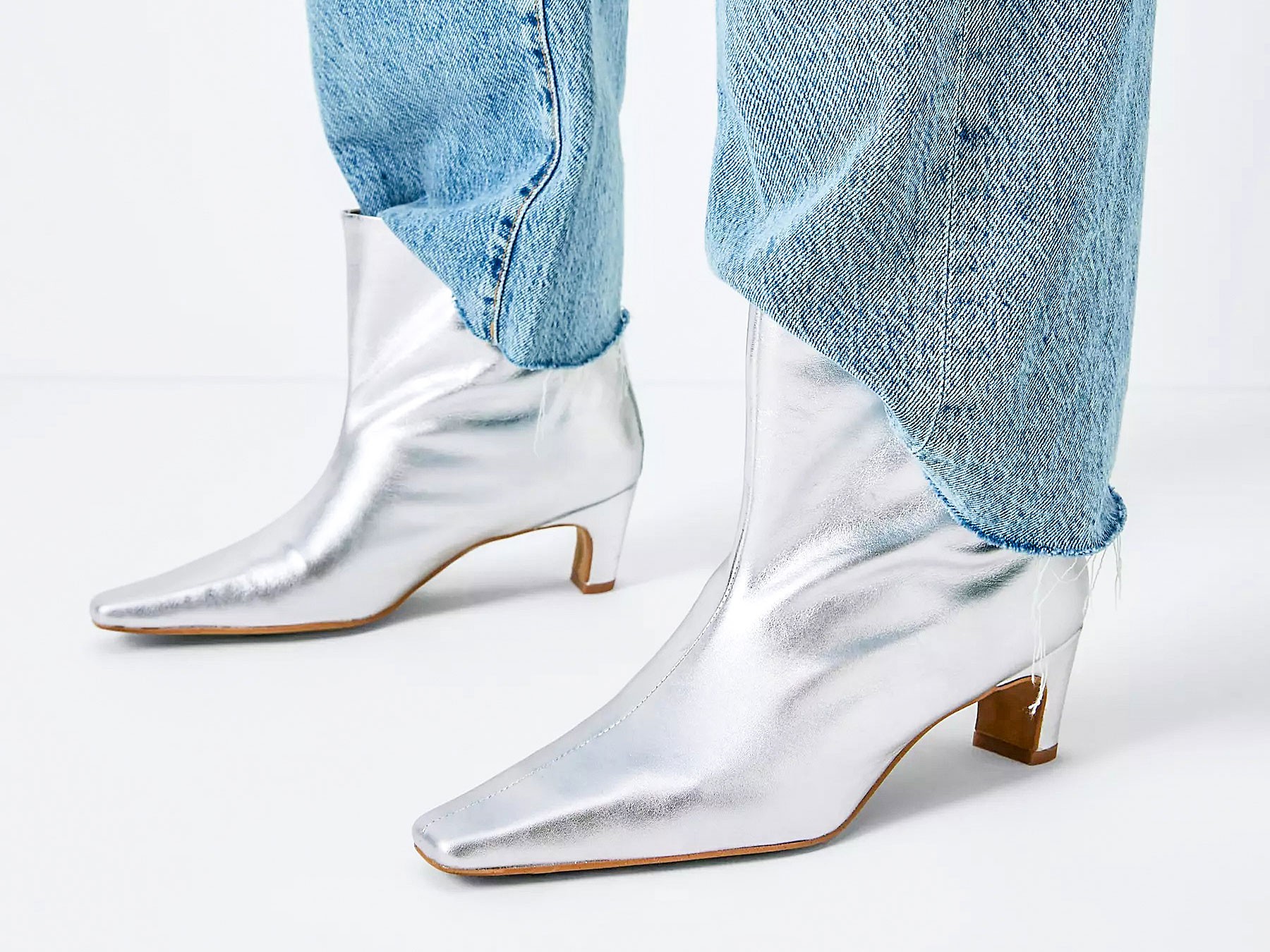 ¡Se ilumina el invierno! Las botas plateadas son tendencia - SERMA.NET